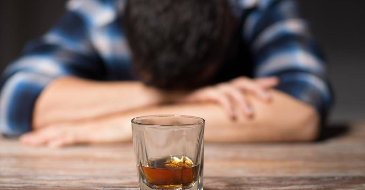 Daño cerebral por el alcohol continúa después de dejar de beber