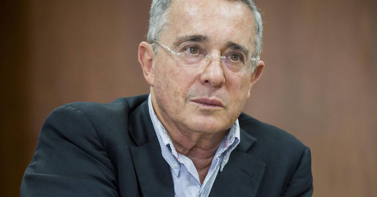 Uribe se defiende y dice que combatirá la infamia