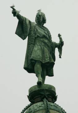 La estatua de Cristóbal Colón seguirá señalando a América