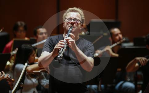 Wenzel Fuchs, músico de la Filarmónica de Berlín, toca en Medellín