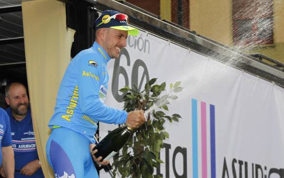 Weimar Roldán, del equipo Medellín, líder de la Vuelta a Asturias