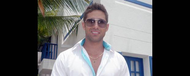 Miguel Ángel Tovar canta entre escena y escena