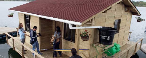 La casa anfibia flotó en las aguas de Guatapé