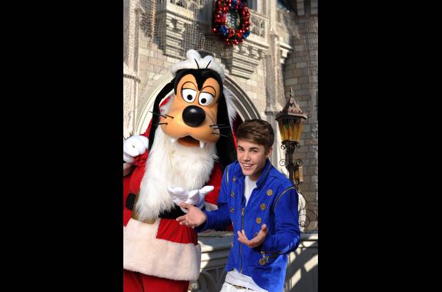 Justin Bieber dio la bienvenida de Navidad en Disney