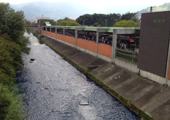 El Río Medellín se tiñó de azul