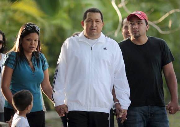 Chávez reaparece en familia