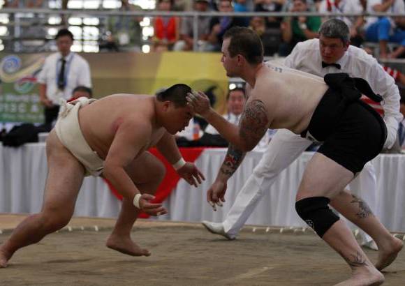 Luchadores de sumo sorprenden a Cali