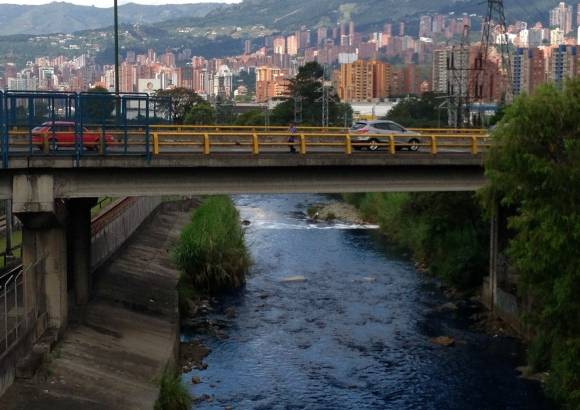 El Río Medellín se tiñó de azul