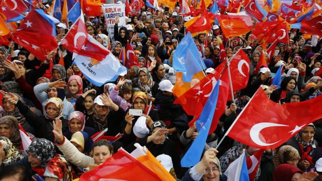 Partido oficialista de Turquía recupera la mayoría absoluta