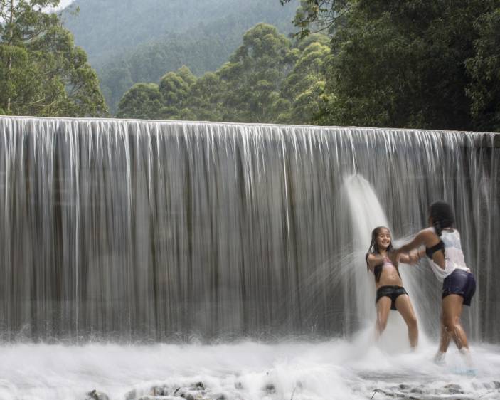 Vida y muerte fluyen en el río Medellín