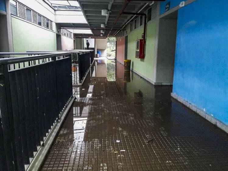 Inundaciones afectan las clases en colegio El Hatillo