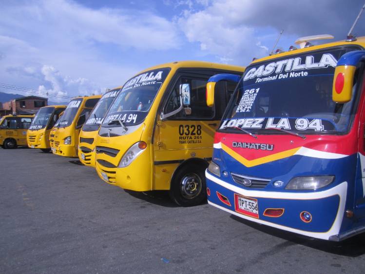 Para gustos, los colores de los buses en Medellín