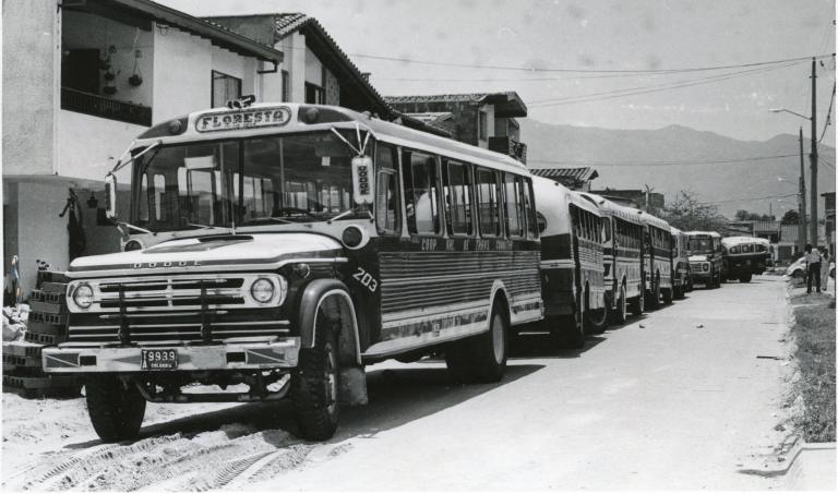 Para gustos, los colores de los buses en Medellín