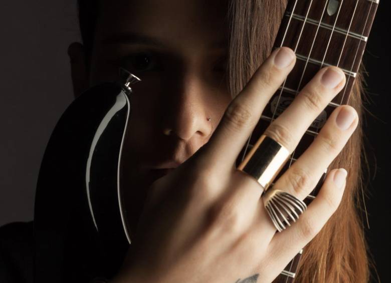 Sus Vásquez, la guitarrista que dirige el batallón femenino de música ...