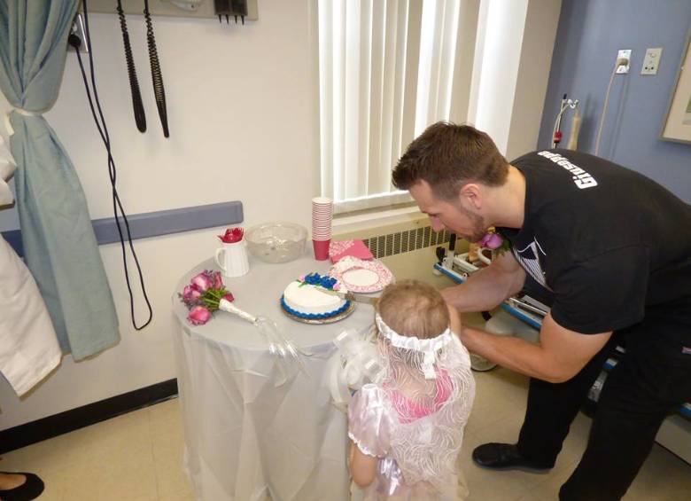 Niña con leucemia cumple su sueño y se casa con su enfermero
