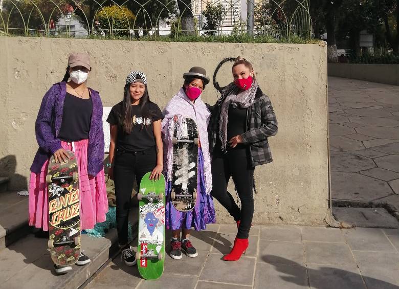Imilla Skate, las “cholas” de Bolivia que montan patineta en falda