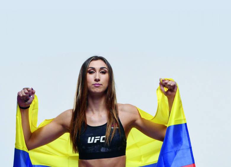 Sabina entra a la jaula de la UFC