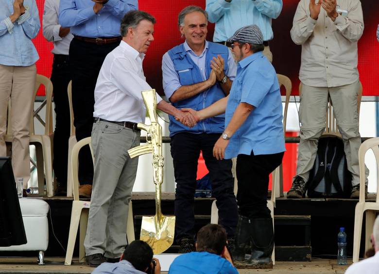 Un fusil hecho pala, símbolo de la entrega de armas de las Farc