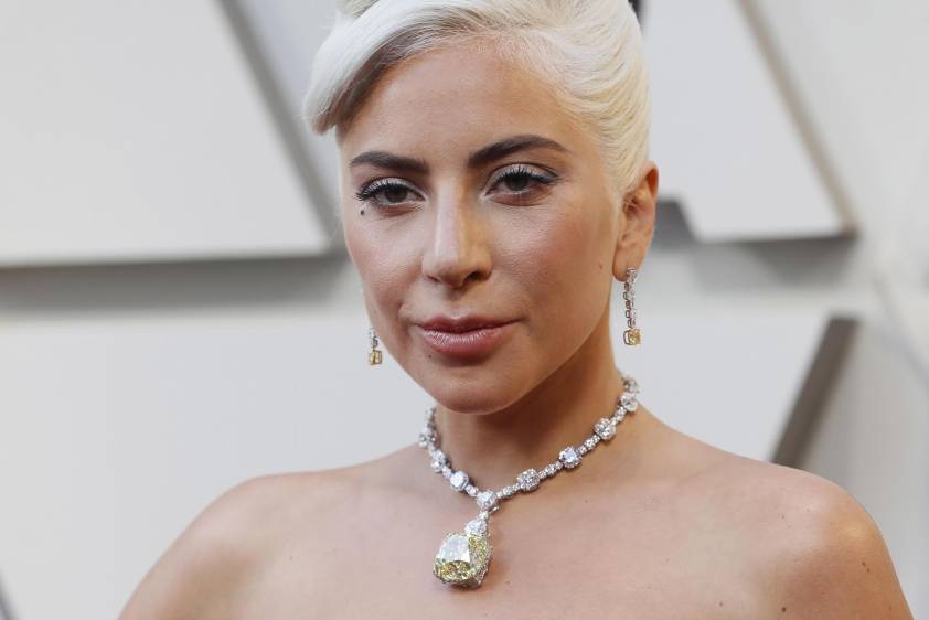 ¿Cuántos kilates tenía puestos Lady Gaga en los Óscar y de quién son?