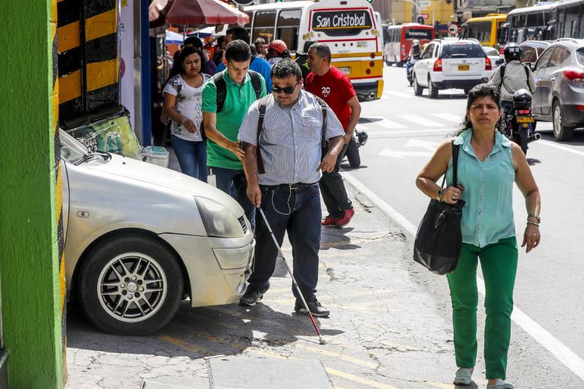 ¿Cómo es recorrer el centro en silla de ruedas? ¿Y si usted no viera?
