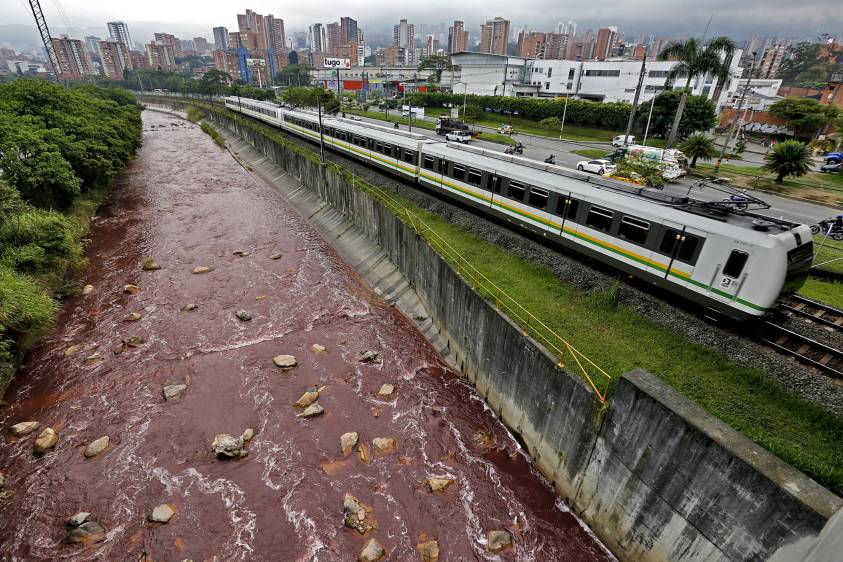 El río Medellín amaneció de color rojo