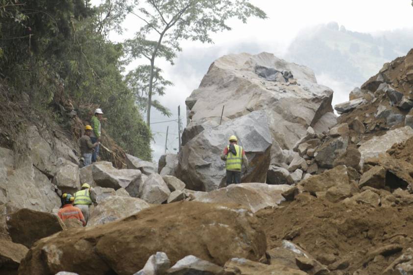 Alerta roja por caída de rocas en derrumbe de la autopista Medellín-Bogotá