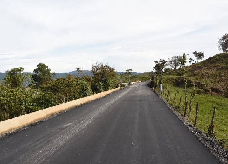 Entregan 7 kilómetros de la carretera Anorí-Medellín