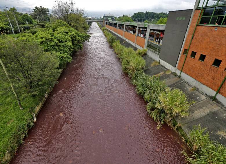 El río Medellín amaneció de color rojo