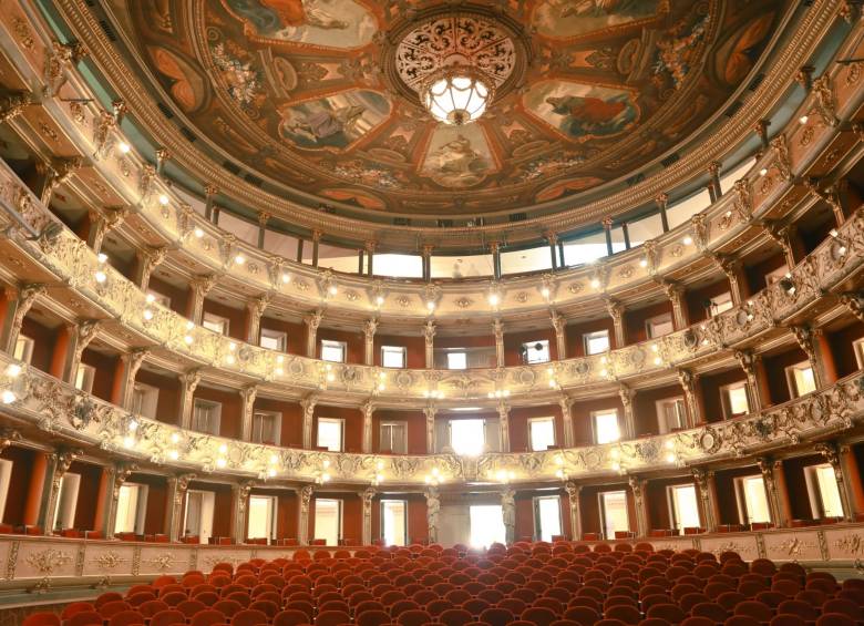 El Teatro Colón, uno de más antiguos de Colombia, inauguró un recorrido ...