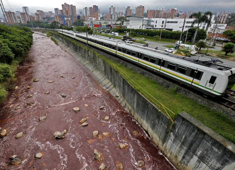 El río Medellín amaneció de color rojo