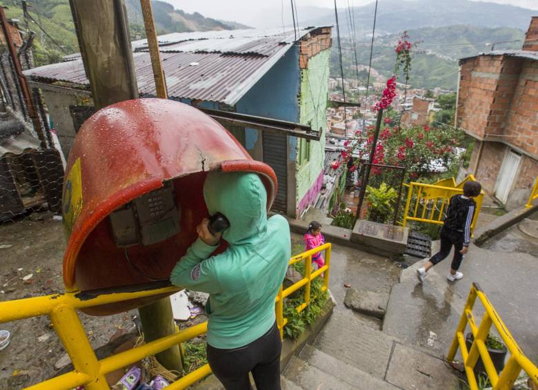 Teléfonos públicos sobreviven a la era digital