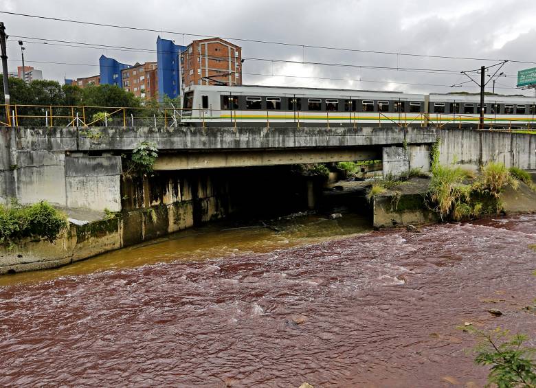El río Medellín amaneció de color rojo