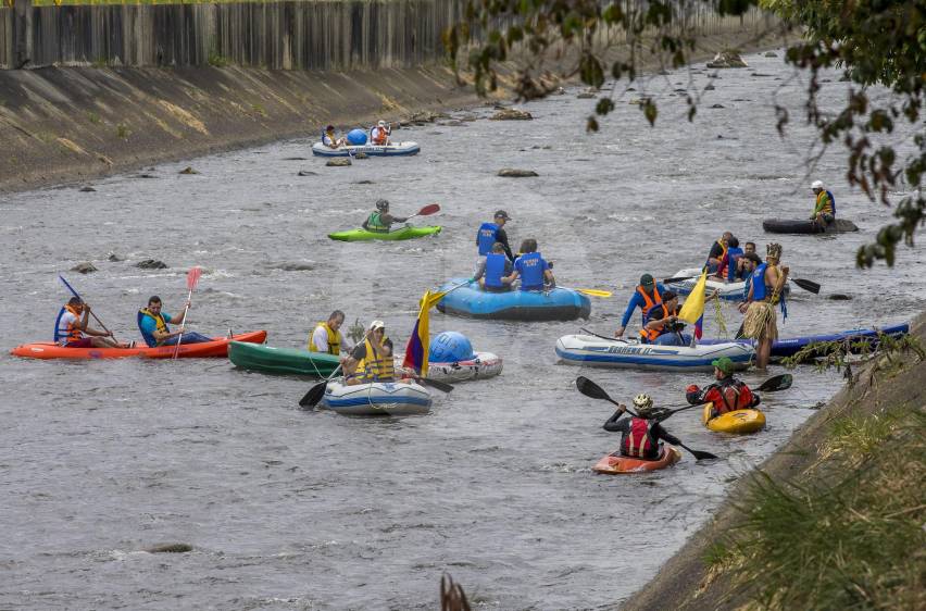 Las mejores imágenes del paseo en bote por el río Medellín