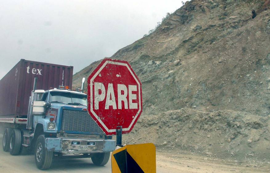 Trancón En La Vía Medellín Caucasia Por Dos Tractomulas Atravesadas