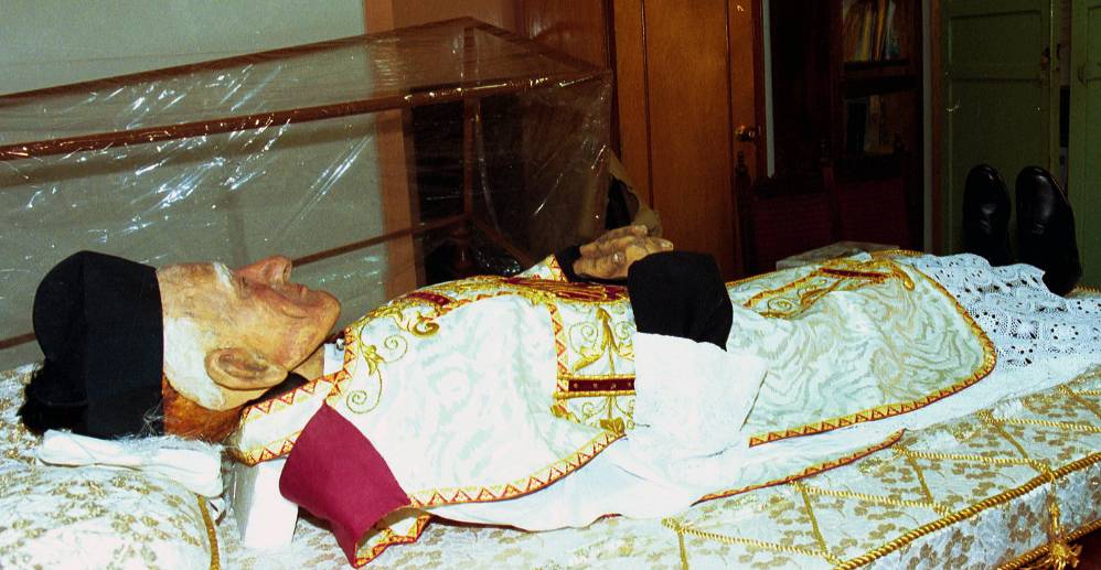 Estos famosos no están muertos del todo: están embalsamados