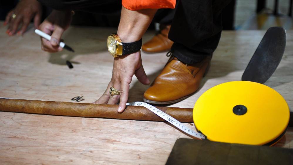 Tabaquero cubano crea el puro más grande del mundo